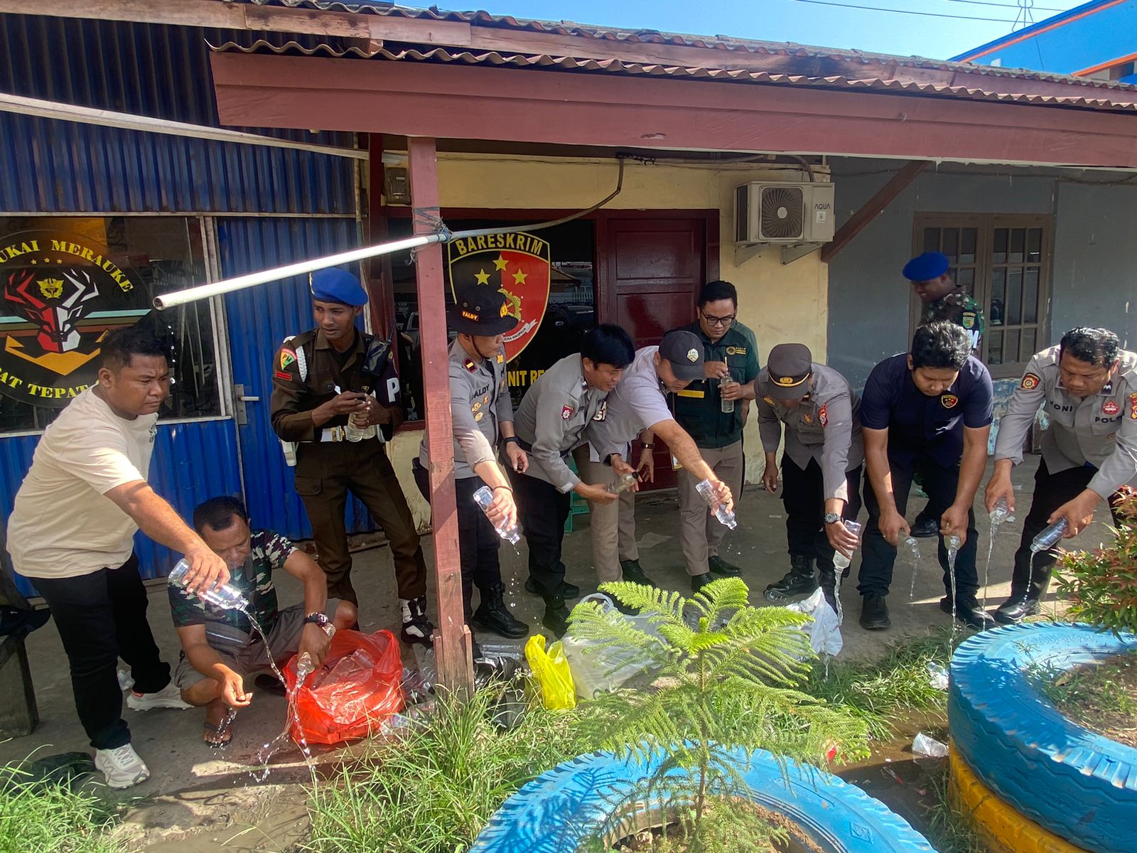 Polisi Sita 36 Liter Miras Jenis Sopi Dari Penumpang KM Siraman Di ... Polisi Sita 36 Liter Miras Jenis Sopi Dari Penumpang KM Siraman Di ...