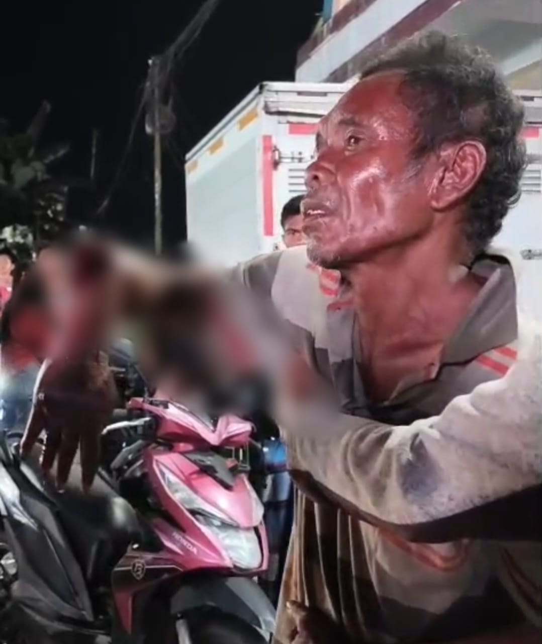 Sadis! Pria Paruh Baya Diduga Dibacok OTK di Jalan Serui Mekar Timika ...